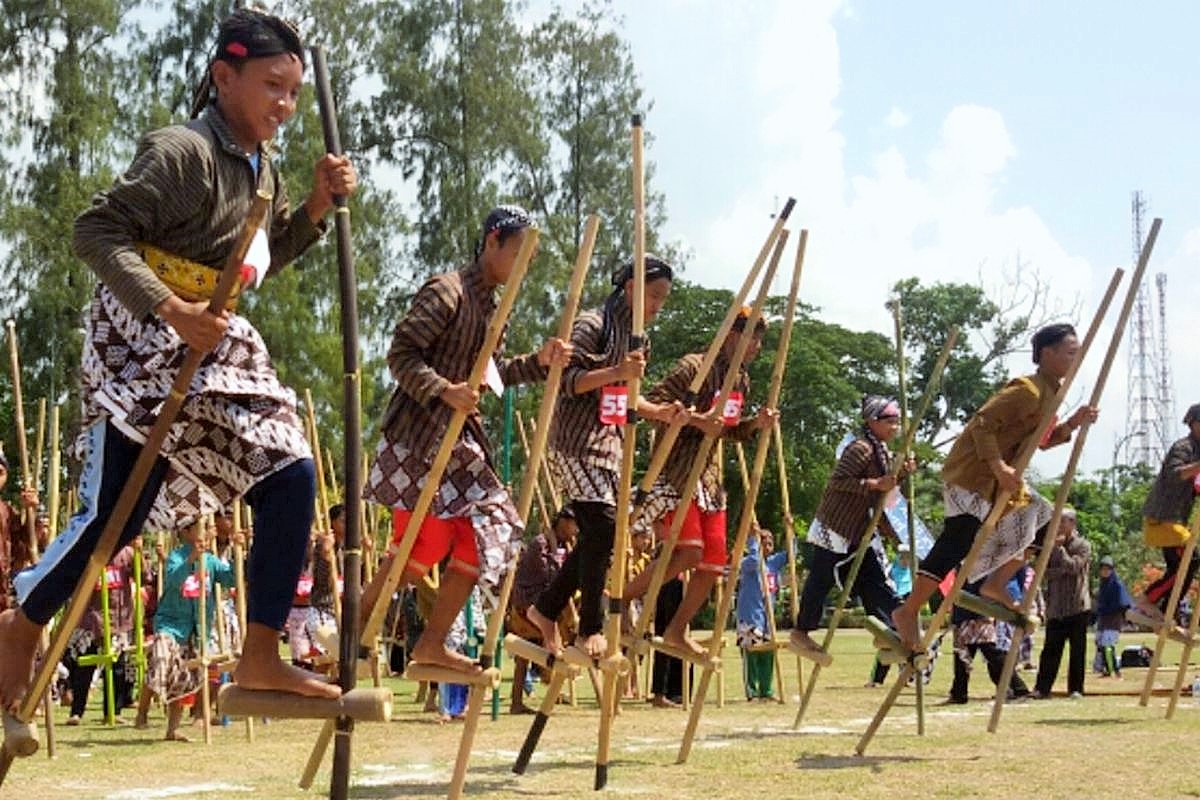Egrang, Mainan Tradisional yang Hadir dalam Festival Budaya